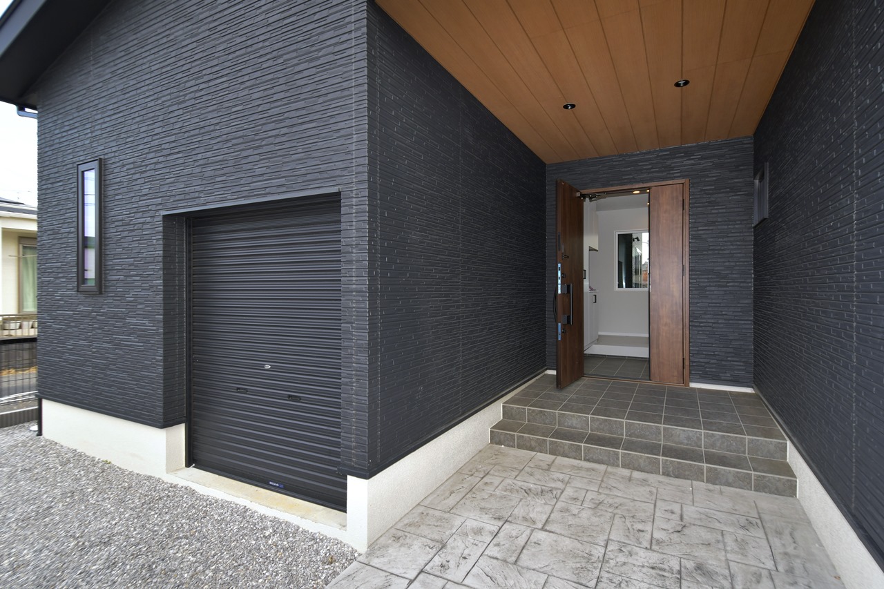 タイルデッキの中庭で、人目を気にせずバーベキューやプールが楽しめる住まい - オネスティーハウス石田屋